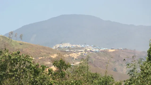 Warga Gunung Botak alami gangguan kesehatan - BBC News Indonesia