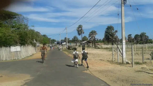 මනියම්තෝට්ටම්: පාසලක් නැති ගමක් - BBC News සිංහල