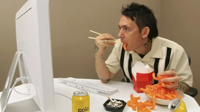 Cómo te engaña tu cerebro si comes mientras haces otras cosas - BBC ...