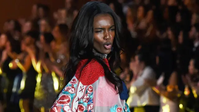 Dunia fesyen masih 'anak-tirikan model kulit hitam' - BBC News Indonesia