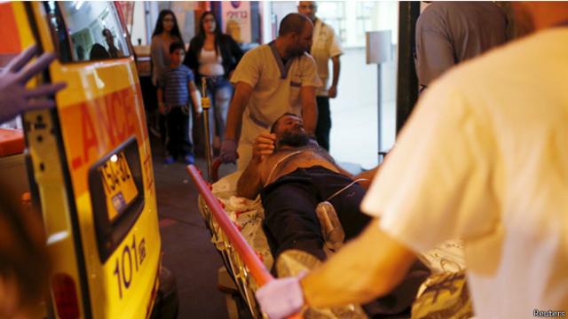 اصابة 4 اسرائيليين بجروح طعنا في كريات غات الى الجنوب من تل أبيب Bbc