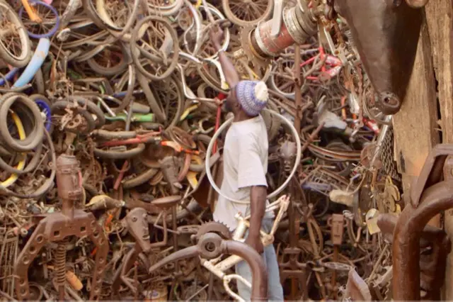 Meissa Fall "recycle" les vélos en oeuvre d'art - BBC News Afrique