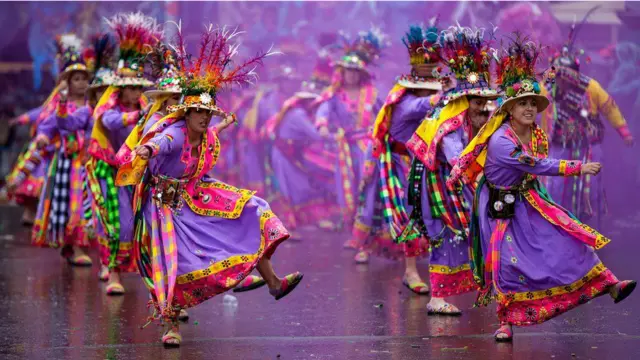Los impresionantes colores del carnaval de Oruro en Bolivia - BBC News ...