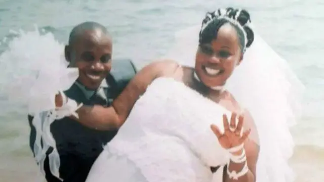 Mulher aparece em seu próprio funeral e surpreende marido que tinha ...