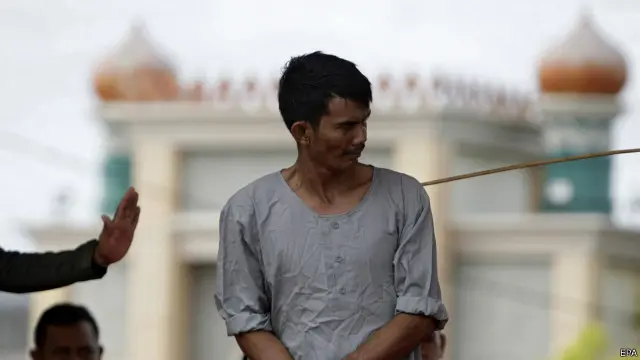 Hukuman cambuk untuk para penjudi di Aceh - BBC News Indonesia