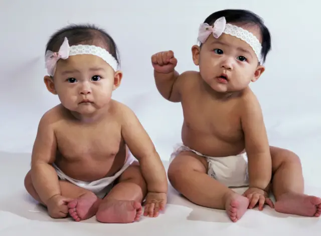 El increíble caso de la mujer que tuvo mellizos de distinto padre - BBC ...