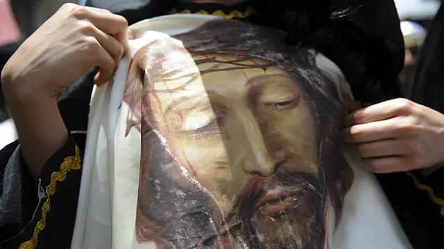 Os mistérios que ainda rodeiam o Santo Sudário - BBC News Brasil