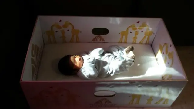¿Por qué hay cada vez más bebés durmiendo en cajas de cartón en todo el ...