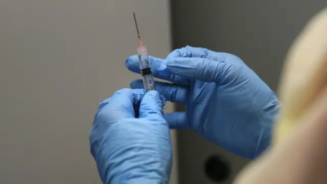 Cómo y por qué se está cambiando la vacuna contra la polio en más de ...