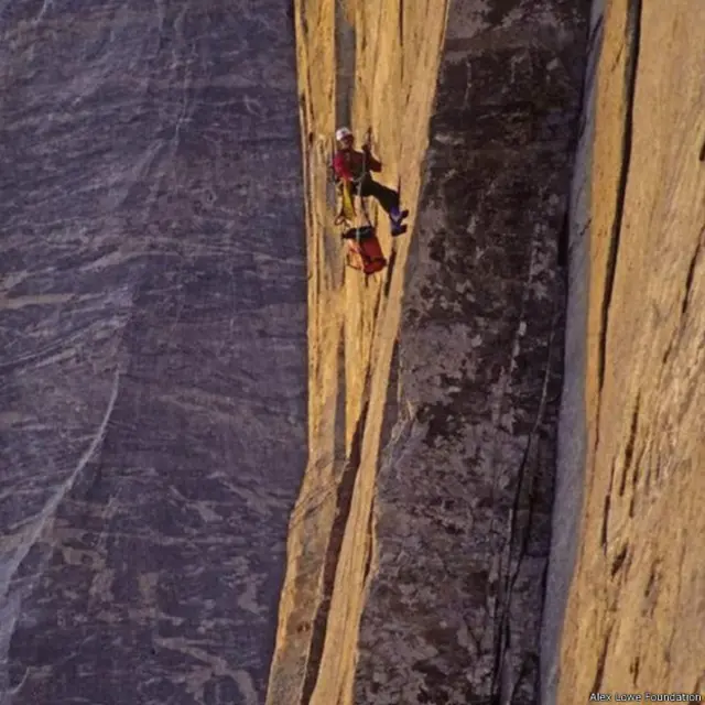 Dua jenazah pendaki Himalaya ditemukan setelah 16 tahun membeku - BBC ...