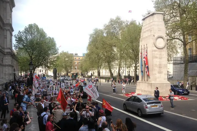 По Лондону впервые прошел "Бессмертный полк" - BBC News Русская служба