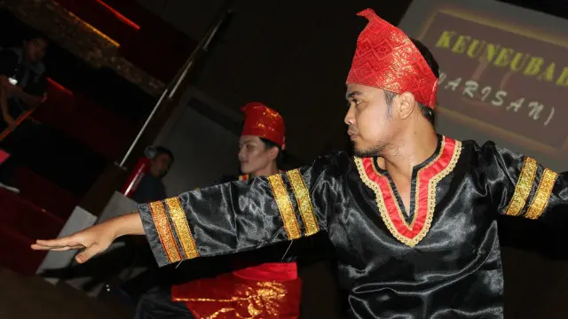 Pencak Silat dan ekspresi rindu kampung dalam Tari Rantak - BBC News ...