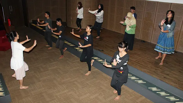 Pencak Silat dan ekspresi rindu kampung dalam Tari Rantak - BBC News ...