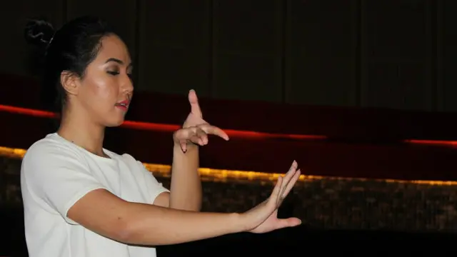 Pencak Silat dan ekspresi rindu kampung dalam Tari Rantak - BBC News ...