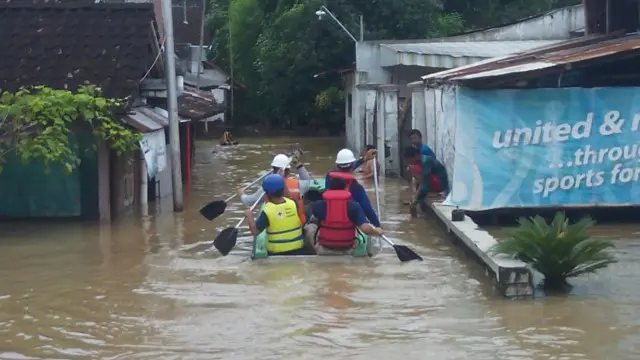 Banjir dan longsor di 16 daerah Jateng, 24 tewas dan 26 hilang - BBC News Indonesia