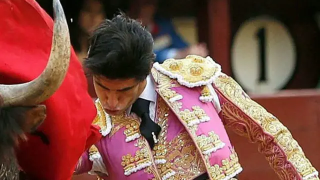 Matador profesional tewas diseruduk banteng - BBC News Indonesia