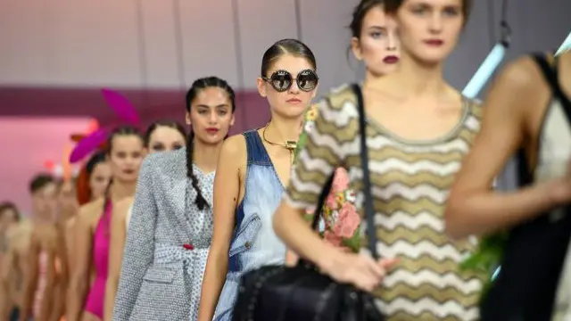 Perancang mode sebaiknya gunakan 'ukuran contoh lebih besar' - BBC News ...