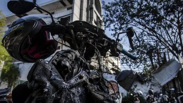 Bom Surabaya: Bisakah teror di Indonesia dicegah dengan UU dan program deradikalisasi? - BBC ...