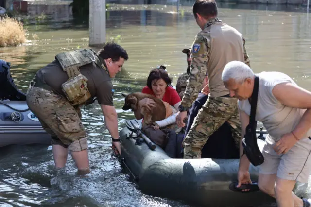 Евакуація затопленого Херсона Фото людей і тварин Bbc News Україна