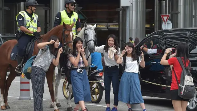 Dianggap buruk, logo kampanye pariwisata Malaysia ramai dikecam warganet - BBC News Indonesia