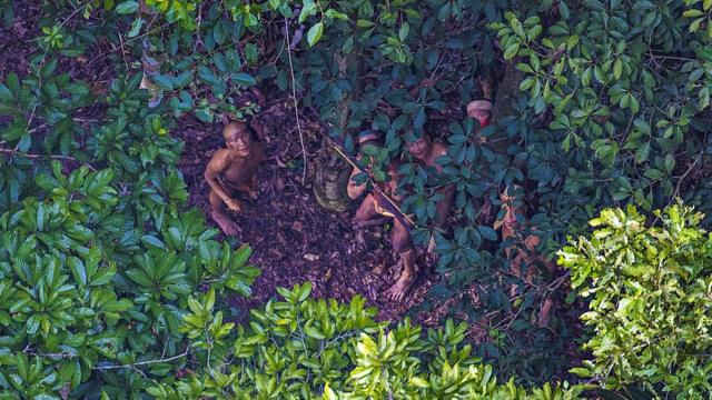 Las asombrosas imágenes de una tribu aislada tomadas en Brasil por un ...