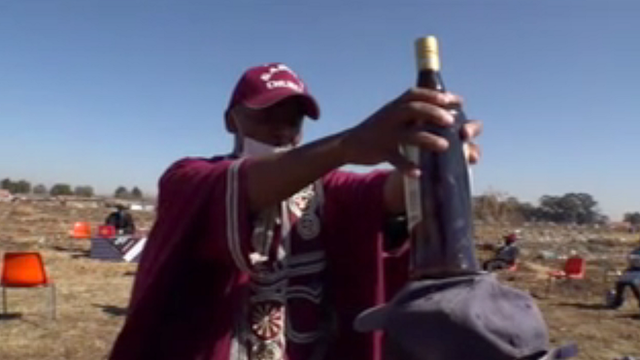 See di church wia dem dey drink 'ogogoro' alcohol during service to ...