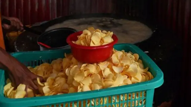 Nigerian Foods: Lee uzọ iri ị ga-esi sie akpụ gị ka ọ bụrụ dachịị - BBC ...