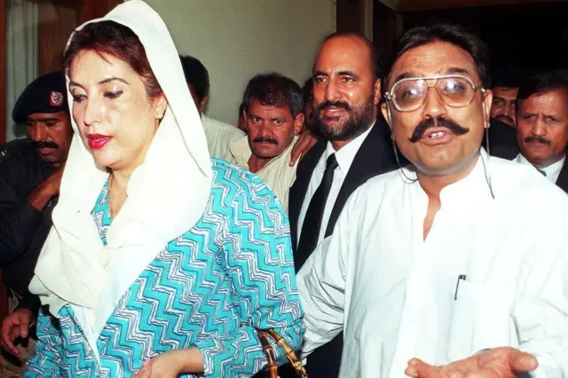 آصف علی زرداری نے صدر کے عہدے کو ’علامتی‘ بنا کر اپنے لیے دوبارہ اسی ...