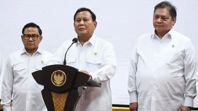 Upah minimum 2025: Kenaikan 6,5% 'tidak ada artinya jika pemerintah bebani pekerja dengan ...