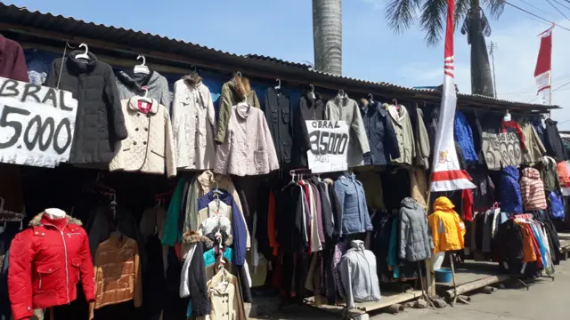Baju bekas impor: Tren thrifting buat Indonesia ‘menjadi penampung sampah’ dan dianggap ‘tidak ...