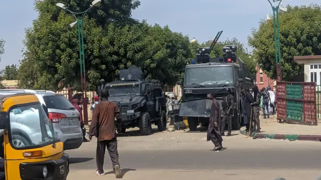 Sanusi Lamido Sanusi palace blocked: Police block Emir of Kano palace - BBC News Pidgin
