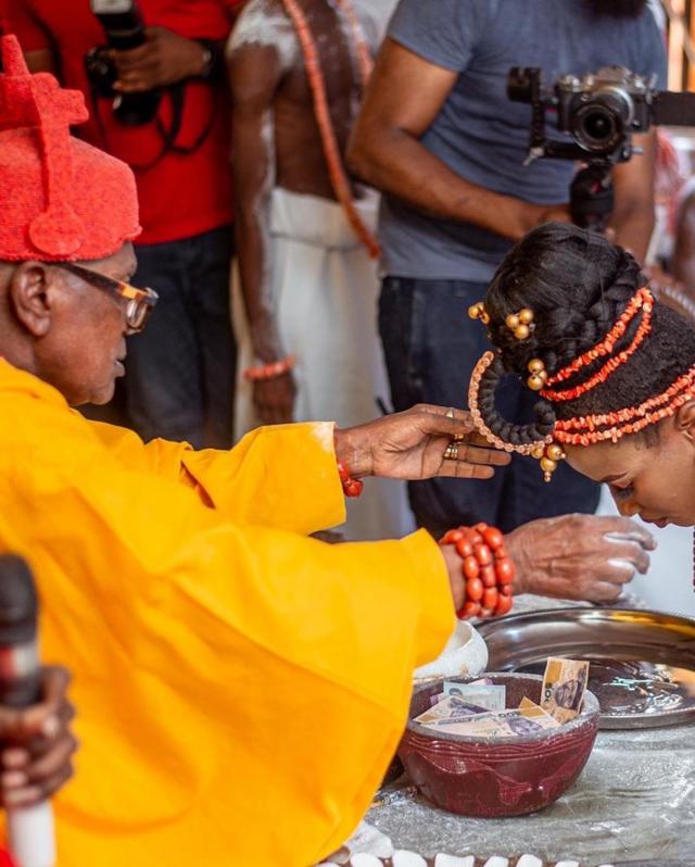 Tracy Chapele: Woman break '100 years' record to collect chieftaincy ...