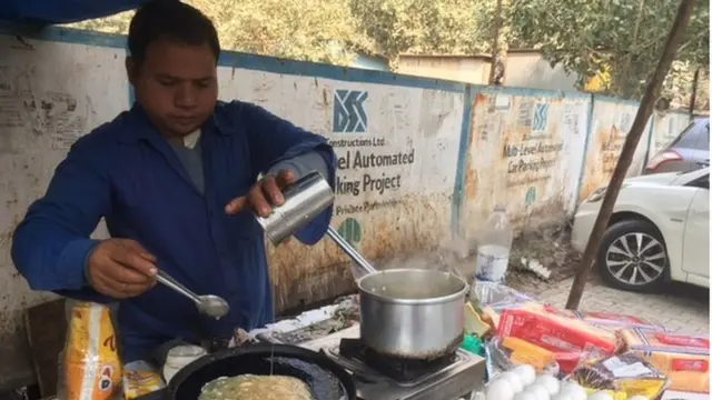 म्हणून चिकनपेक्षा अंडी झाली महाग - BBC News मराठी