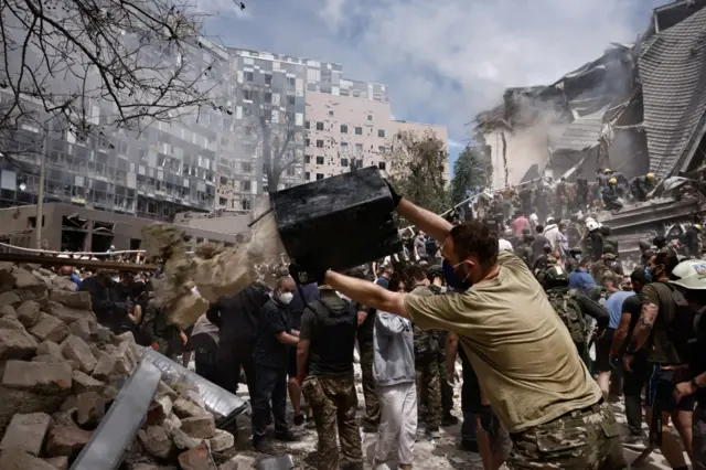 Rusija i Ukrajina: Desetine mrtvih u napadu na nekoliko ukrajinskih gradova, pogođena i dečja ...