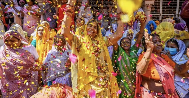 Holi: Hindistan’ın kutladığı renklerin festivali - BBC News Türkçe