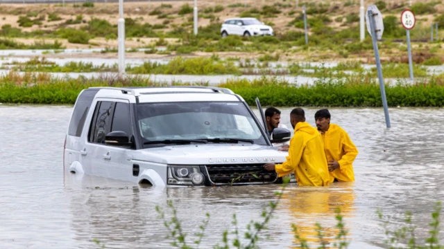 Dubai flood: Video show flooded airport runway as deadly storms cause ...