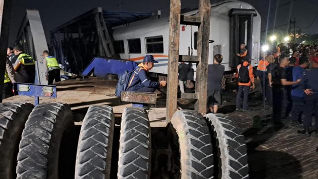 Kecelakaan KA Brantas dengan truk di Semarang: Detik-detik kejadian menurut saksi mata - BBC ...