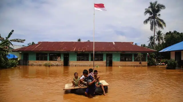 Bencana alam: Banjir di Halmahera Tengah, murni akibat cuaca atau aktivitas pertambangan nikel ...
