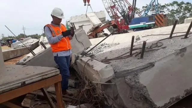 Polisi selidiki penyebab ambruknya tiang penyangga di jalan tol ... Polisi selidiki penyebab ambruknya tiang penyangga di jalan tol ...