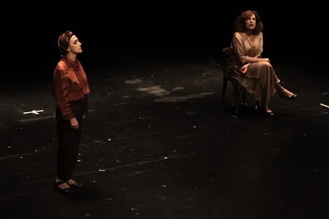 ممثلتان تقفان على الأطلال: ماذا بقي من المسرح في بيروت؟ - BBC News عربي