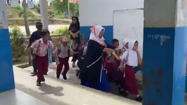 Rempang: Polisi salahkan angin atas masuknya gas air mata ke wilayah sekolah, kata Komnas HAM ...