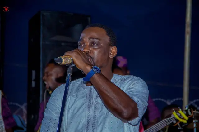 Ṣé lóòótọ́ ni àwọ́n jàǹdùkú kọlu Alabi Pasuma lóde eré ní Ikire? - BBC ...