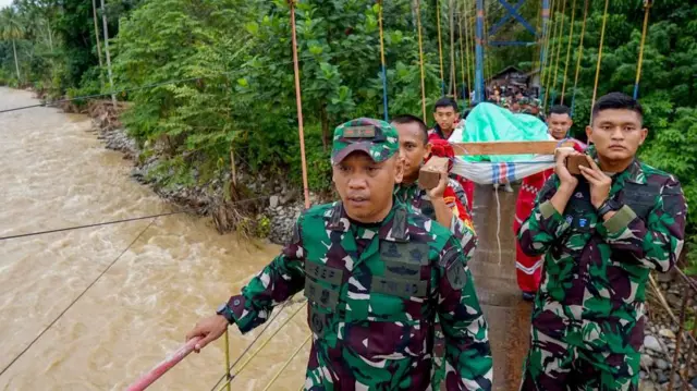 Bencana longsor: Kisah anak mencari ayahnya yang jadi korban longsor area tambang emas ilegal di ...