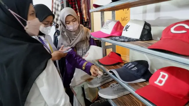 T﻿ren membeli pakaian bekas impor alias 'thrifting' menjamur, bagaimana dengan dampak ...