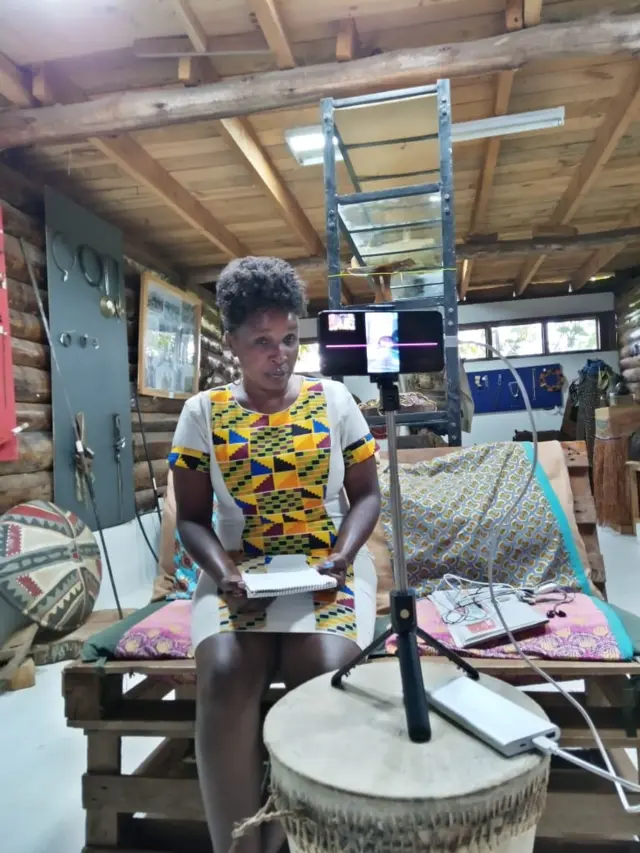 Waridi wa BBC: Jinsi kukojoa kitandani kunavyompa hofu mwanamke huyu ...