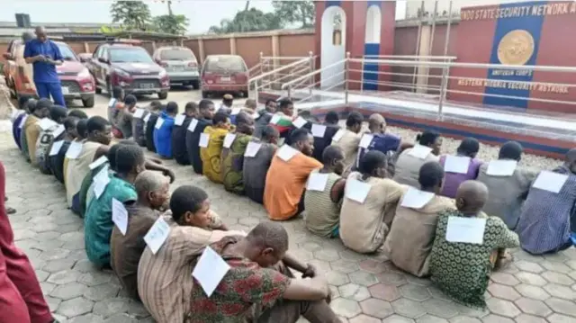 Ọwọ́ àjọ Amotekun tẹ àwọn afurasí ajínigbé àti àwọn ọ̀daràn mìí nípìnlẹ̀ Ondo - BBC News Yorùbá