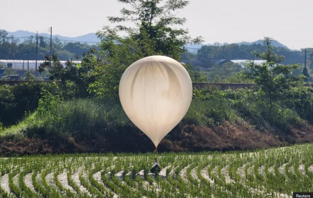 Dagaalka qashinka: Habka cusub ee labada Kuuriya ay isku daan ...