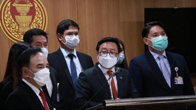 อนาคตก้าวไกล กลางดงต้านนโยบายแก้ ม. 112 - BBC News ไทย