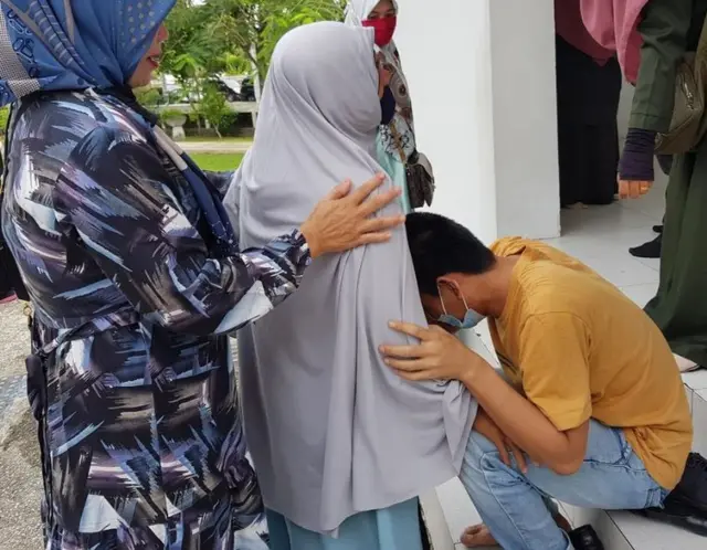 Mengapa Aceh tetap gelar hukuman cambuk saat pandemi dan dihadiri banyak orang? - BBC News Indonesia