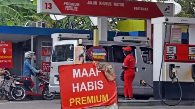 Premium dan Pertalite akan dihapus, Walhi: 'Motif ekonomi dibungkus alasan lingkungan' - BBC ...